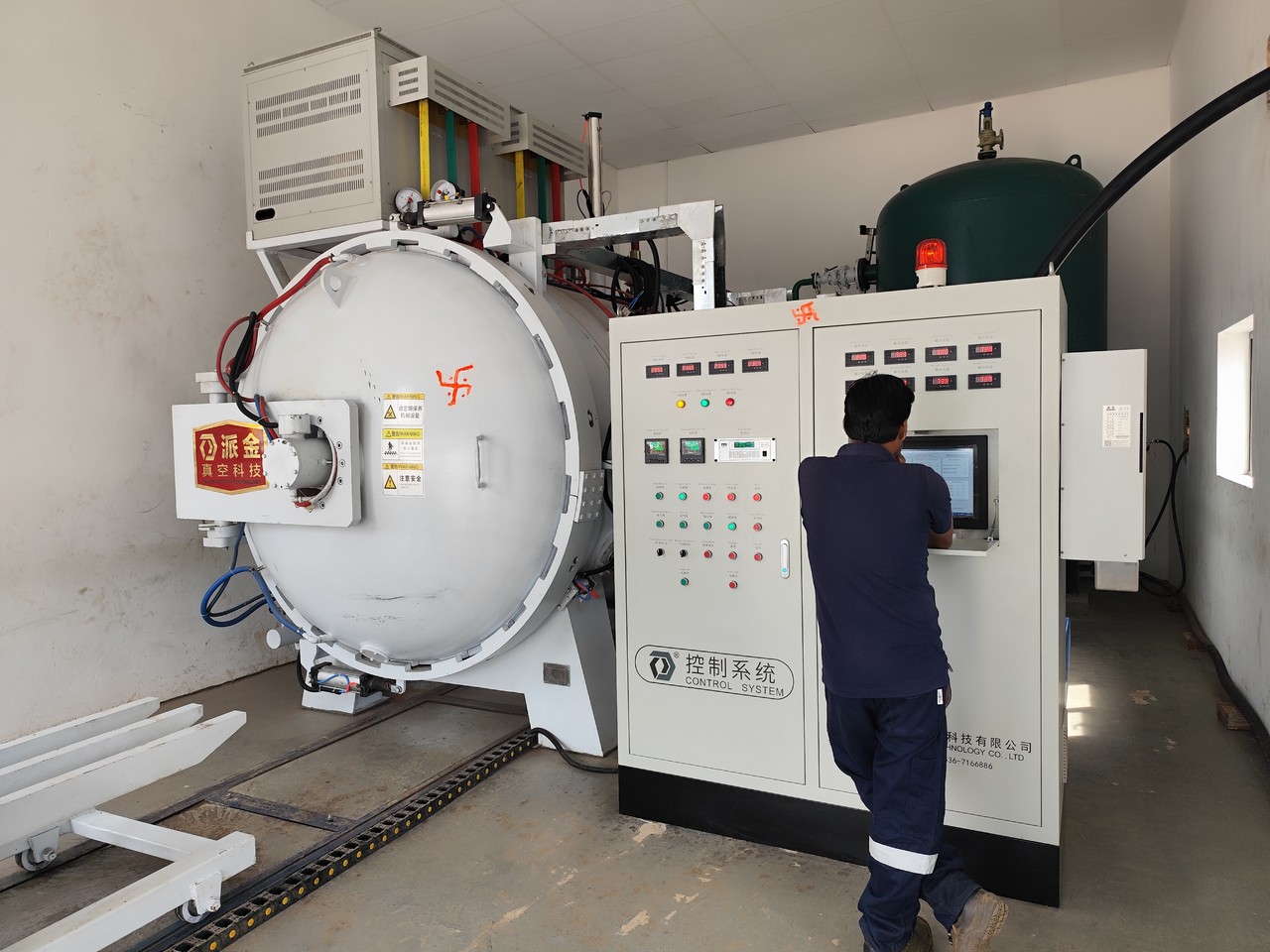 News - Vacuum gas quenching furnace suceessful installed in south africa